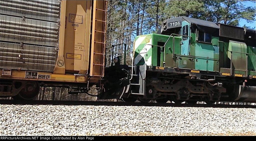 HLCX SD40-2 7196 heads NB